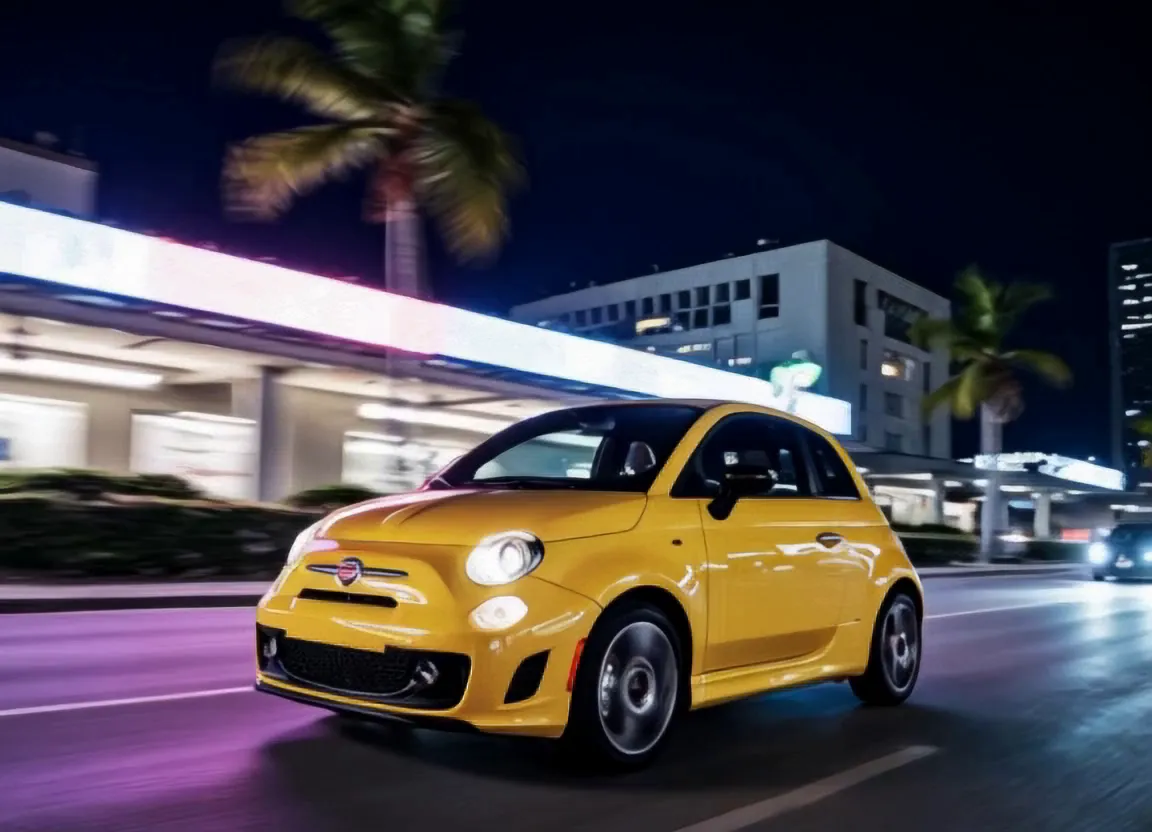 Fiat 500 jaune roulant vite dans une rue néon de Miami - Galerie d ...